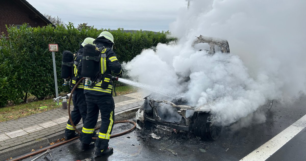 PKW-Brand in Roth-Hämmerholz – Feuerwehr im Einsatz | Feuerwehr
